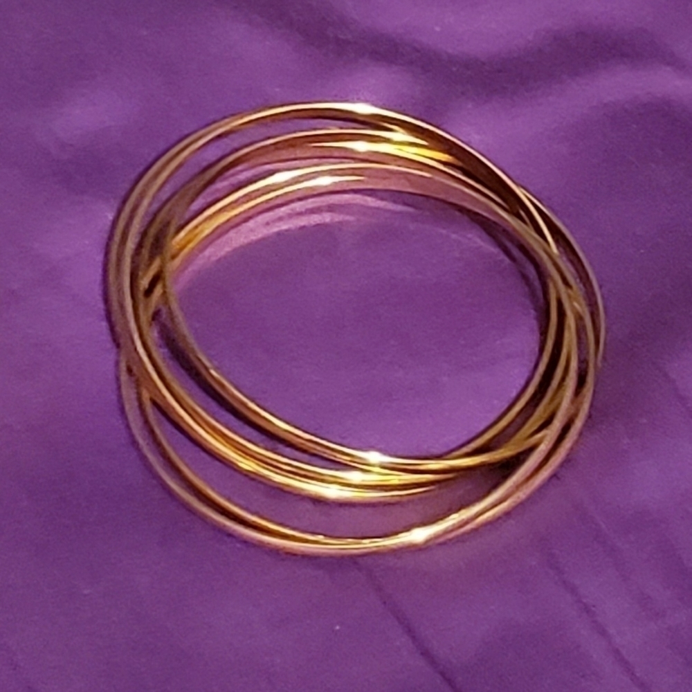 6 Interlocking Gold Tone Bracelets - Gem